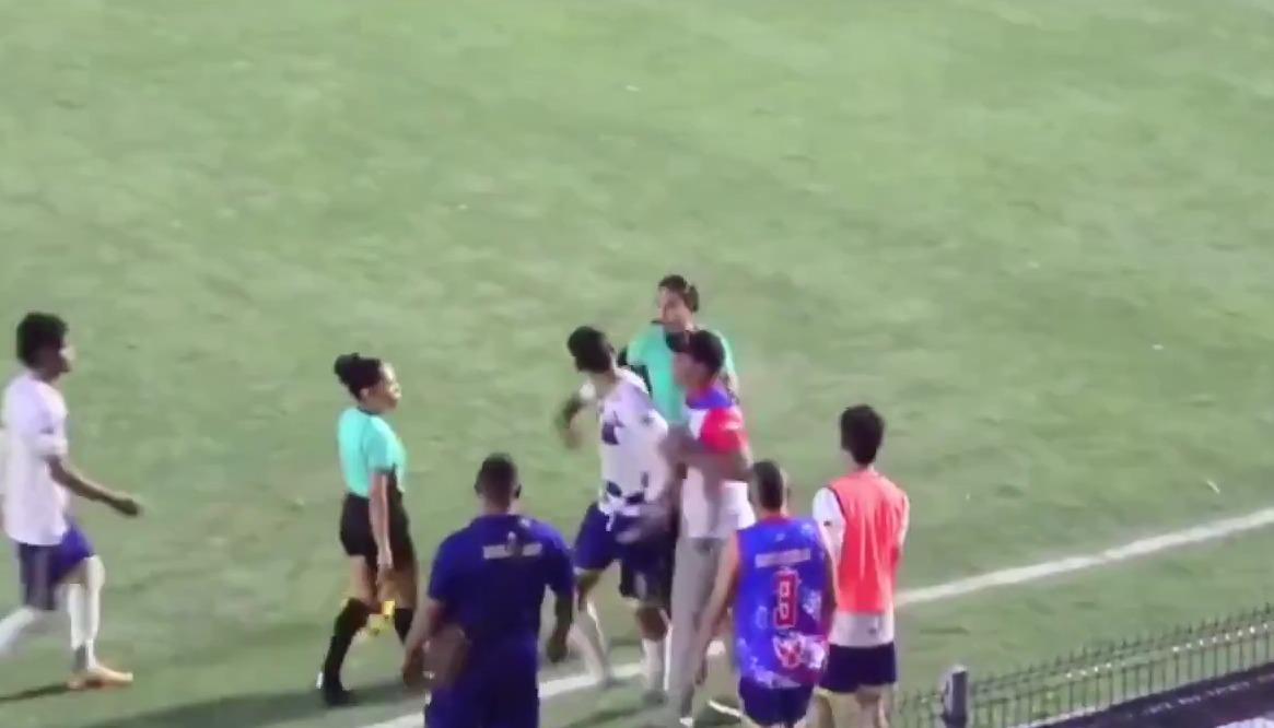 Indignación en el fútbol colombiano: Jugador golpeó a árbitra en plena ...