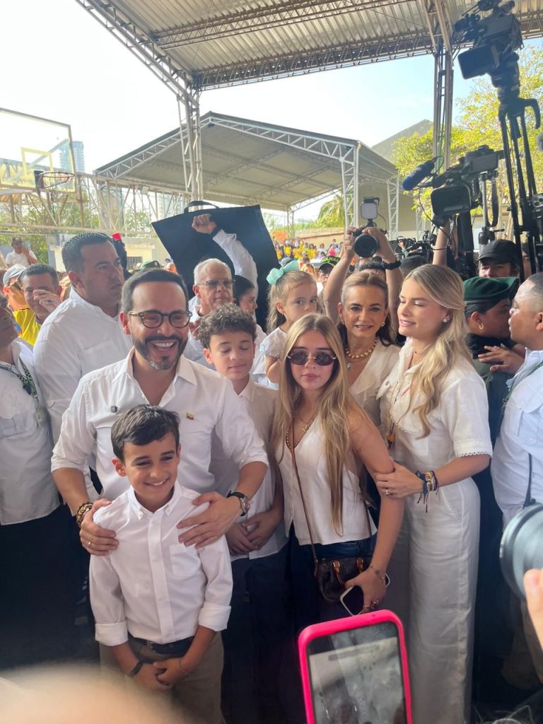 Abelardo de la Espriella votó en Barranquilla acompañado de su familia ...